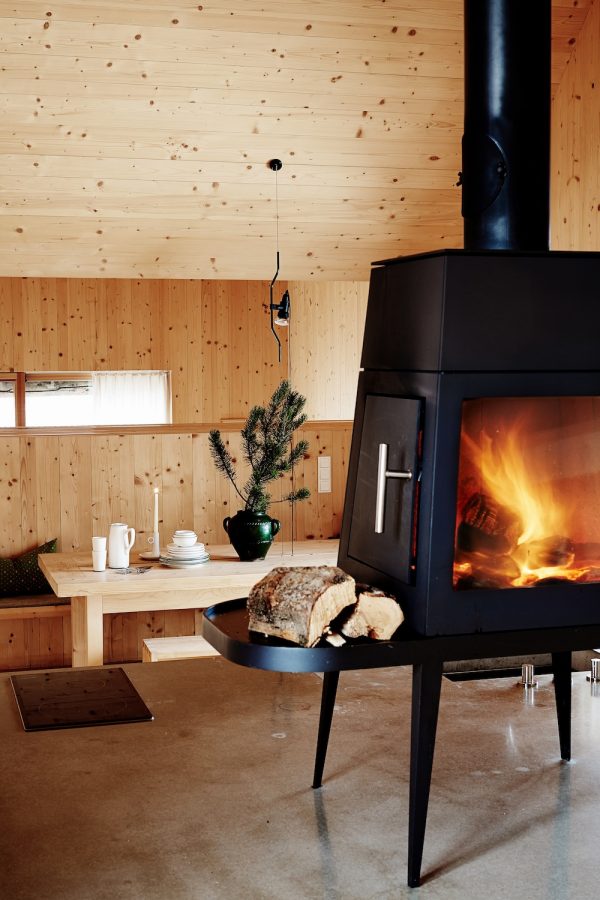 Log Out: This Alpine Cabin Offers A Warm Mountain Retreat • EnerLux ...
