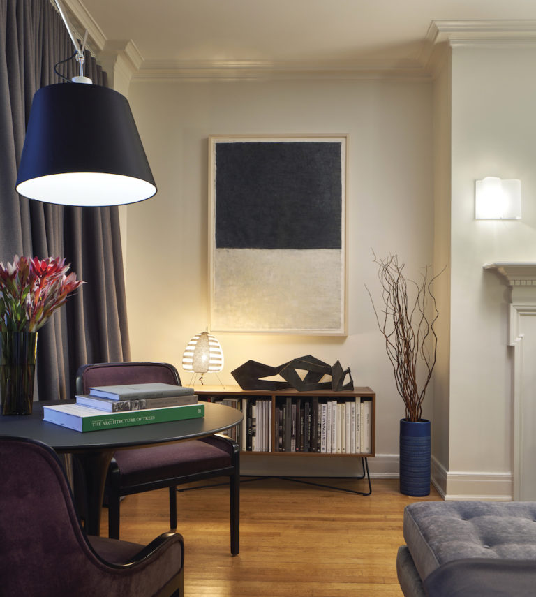 Iconic Midcentury Furnishings Transform A Traditional Pre-War Apartment ...