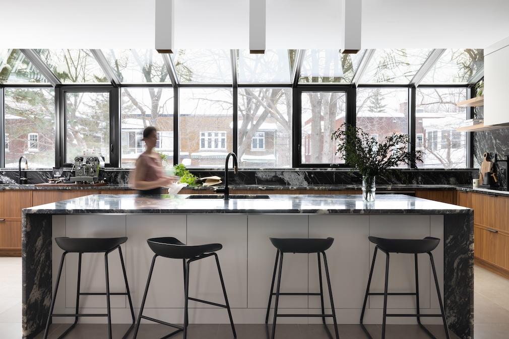 A Strategic Shift To The Solarium Puts This Kitchen In A New Light ...