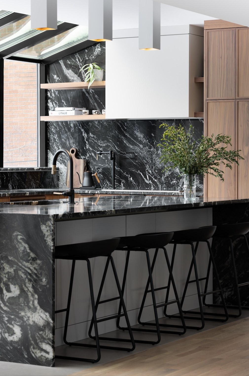 A Strategic Shift To The Solarium Puts This Kitchen In A New Light ...